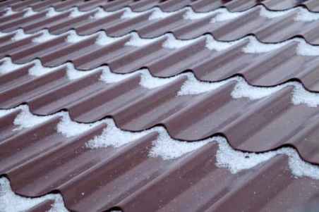 Advantages of Metal Roofs That Make Winter Easier & Brighter